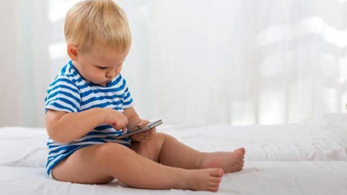 Idealnya, Berapa Jam Sehari Anak Boleh Main HP? Cek Di Sini! - mamikita.com